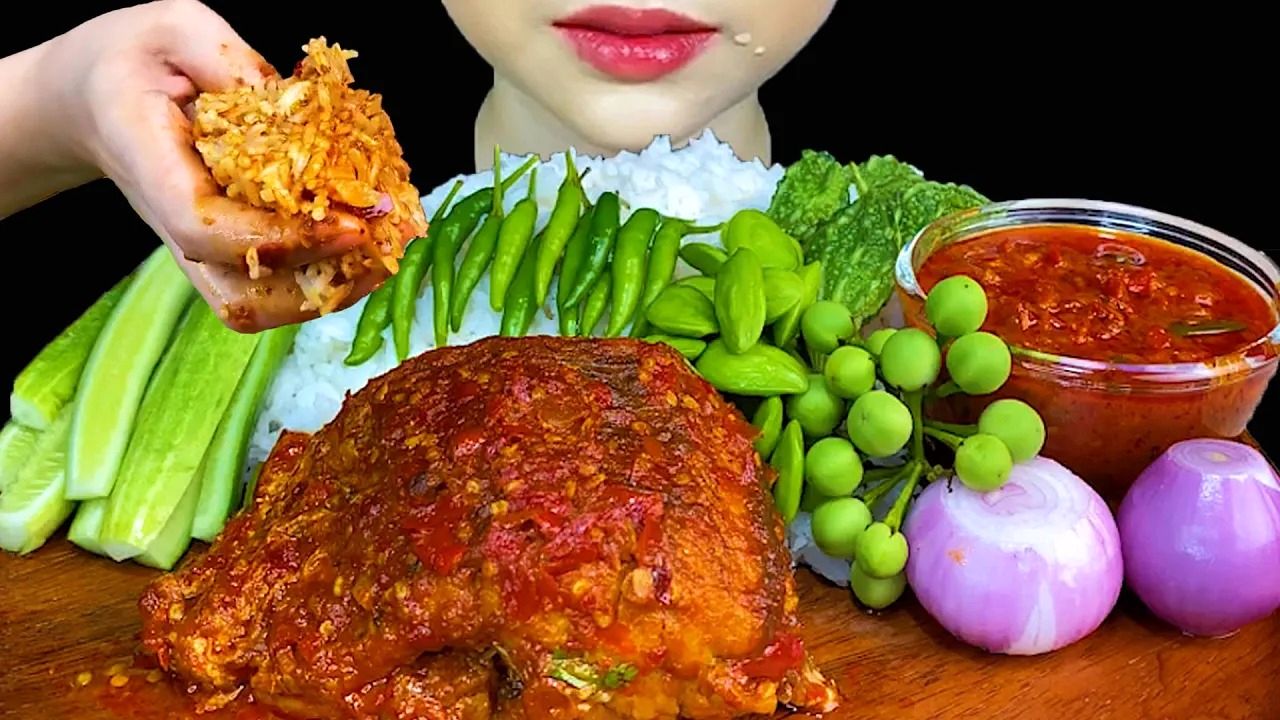 ویدئو خوردن تماشایی 1 5 کیلوگرم چلو ماهی توسط دختر جوان و مشهور تایلندی