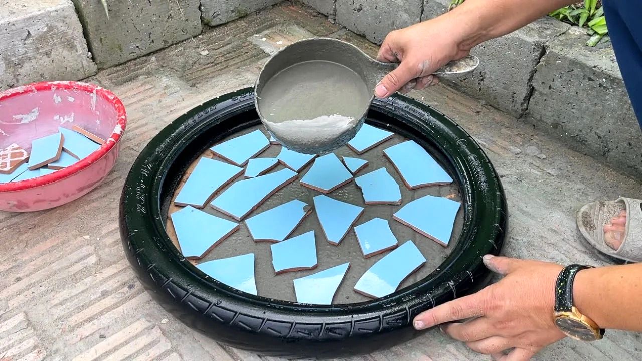 ویدئو چگونه با کاشی شکسته، سیمان و لاستیک قدیمی یک میز قهوه خوری بسازیم؟