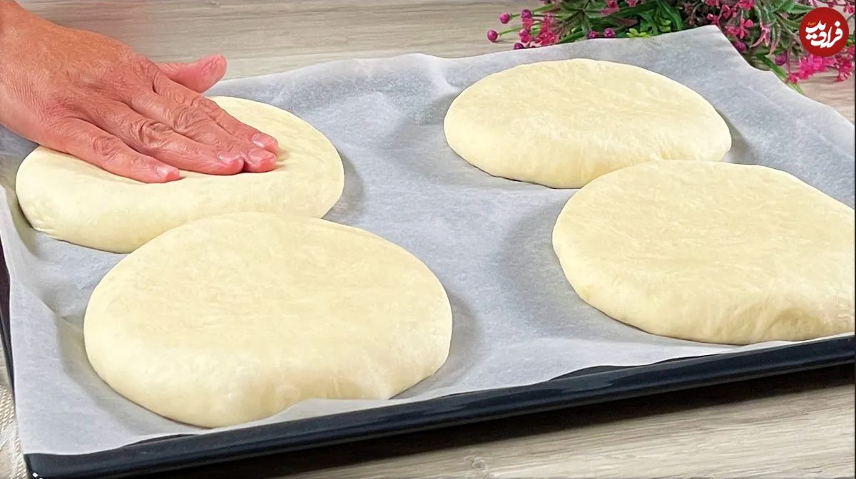 ویدئو فرآیند درست کردن یک نان خیلی خوشمزه و ساده در منزل