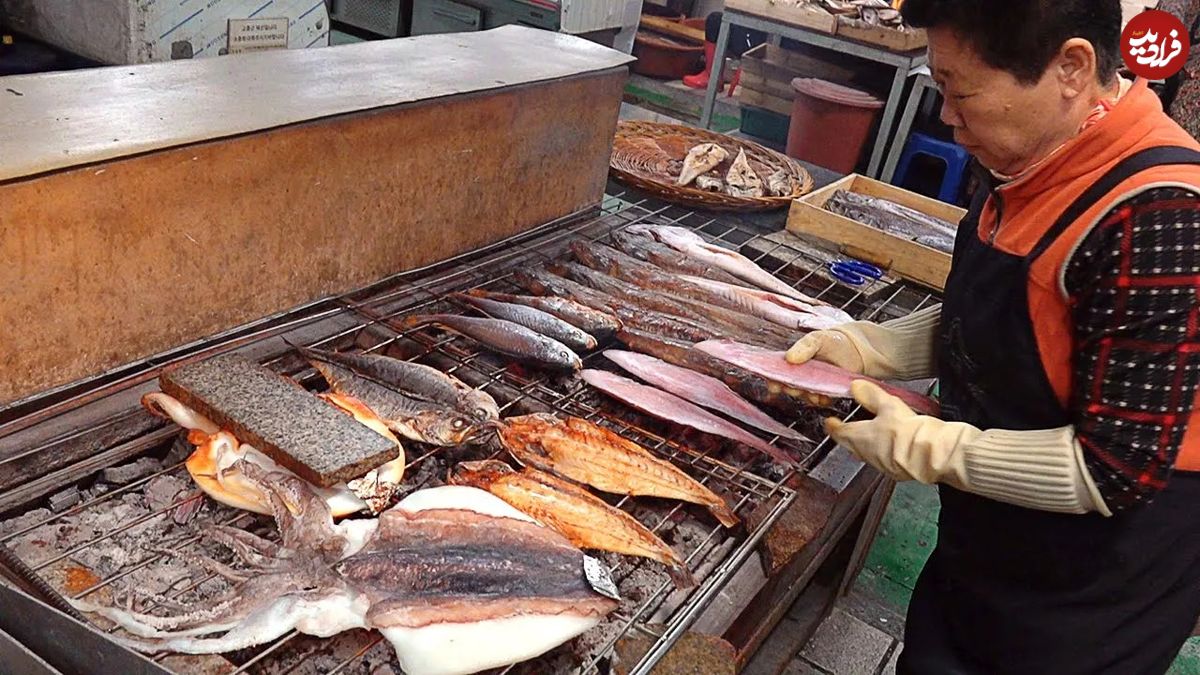 ویدئو غذای خیابانی؛ محبوبترین ماهی کبابی سئول را این خانم مسن کره ای