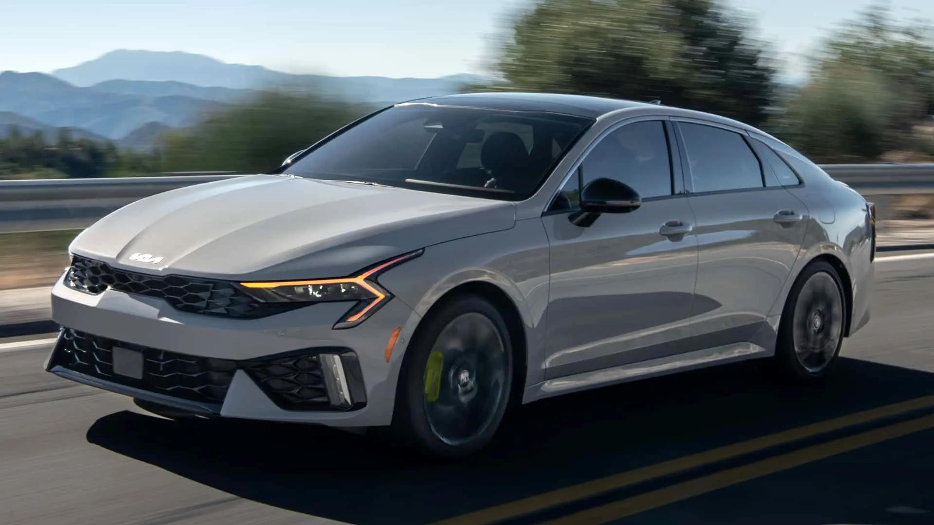 تصاویر؛ «هونگچی H5» در برابر «کیا K5»؛ کدام خودرو در ایران پیروز می شود؟