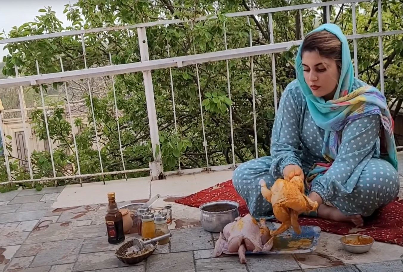 ویدئو کباب کردن متفاوت دو مرغ در تنور توسط دختر جوان روستایی کردستانی