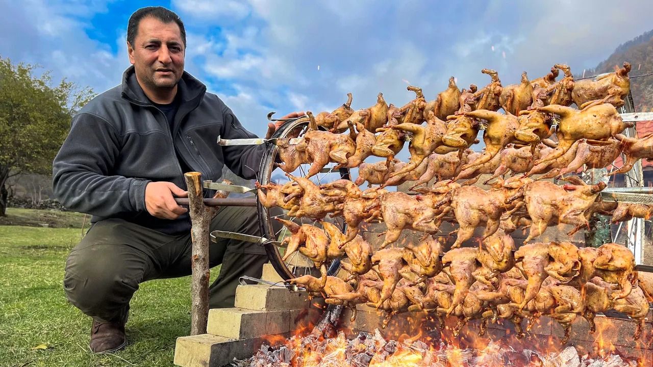 ویدئو غذای روستایی؛ کباب کردن 30 جوجه روی ذغال توسط آشپز مشهور آذربایجانی