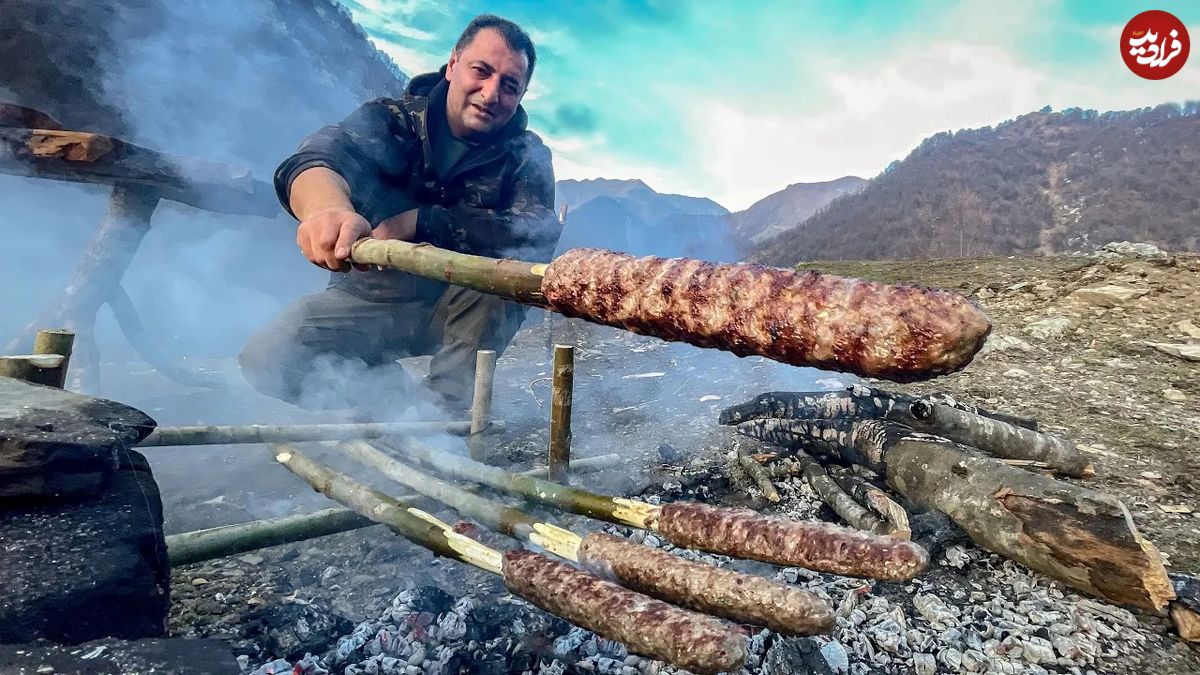 ویدئو غذای روستایی؛ پخت متفاوت کباب کوبیده توسط آشپز مشهور آذربایجانی