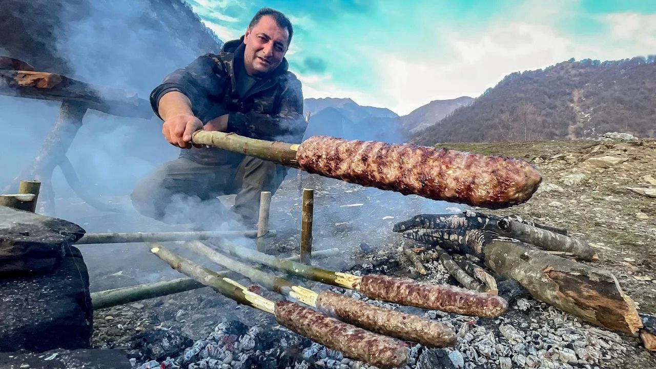 ویدئو غذای روستایی؛ پخت متفاوت کباب کوبیده توسط آشپز مشهور آذربایجانی